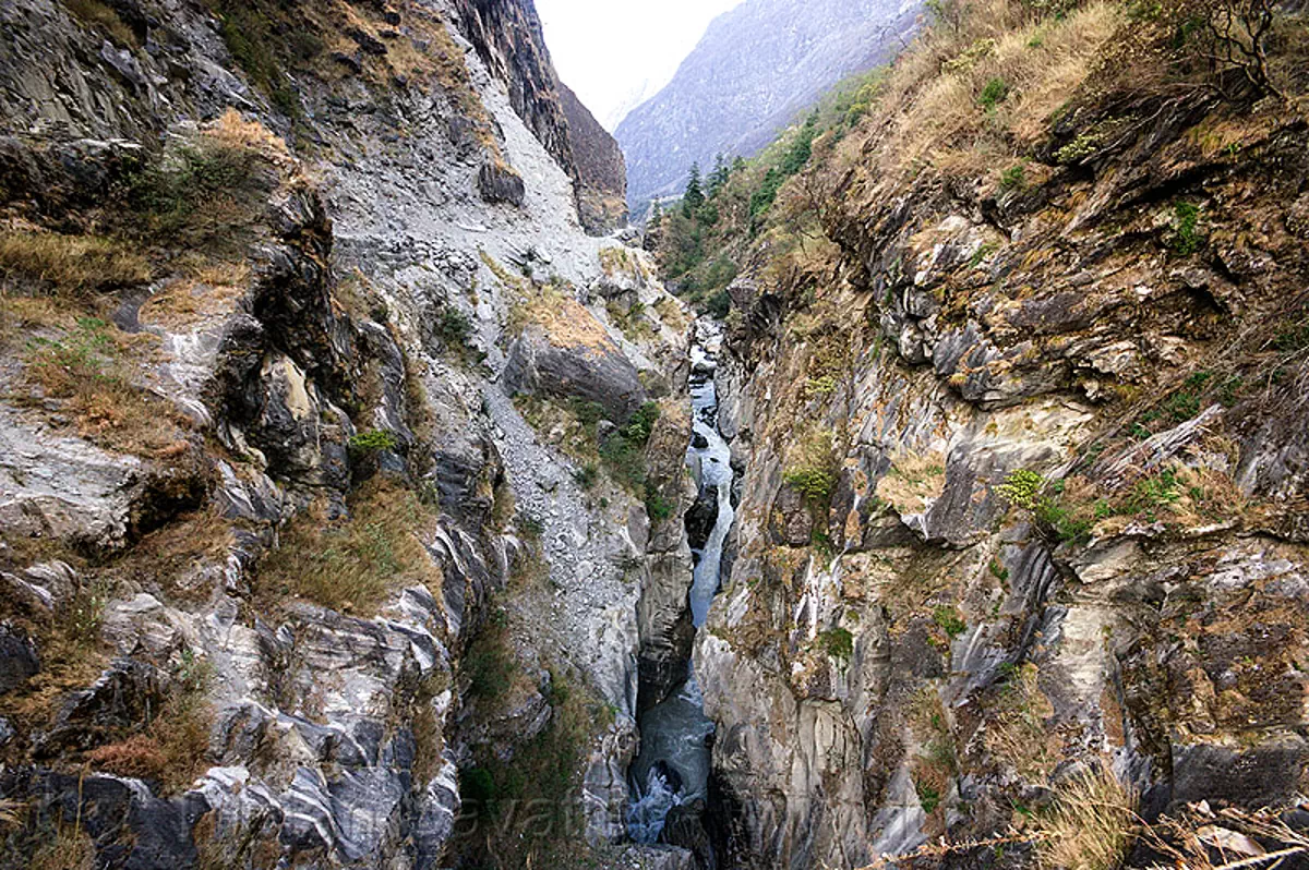 narrow gorge, kali gandaki river, annapurnas, nepal