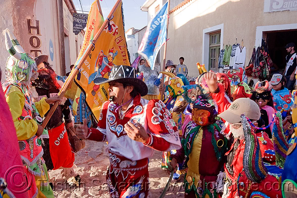 comparsa los picaflores, diablos, flags, carnaval de humahuaca, argentina