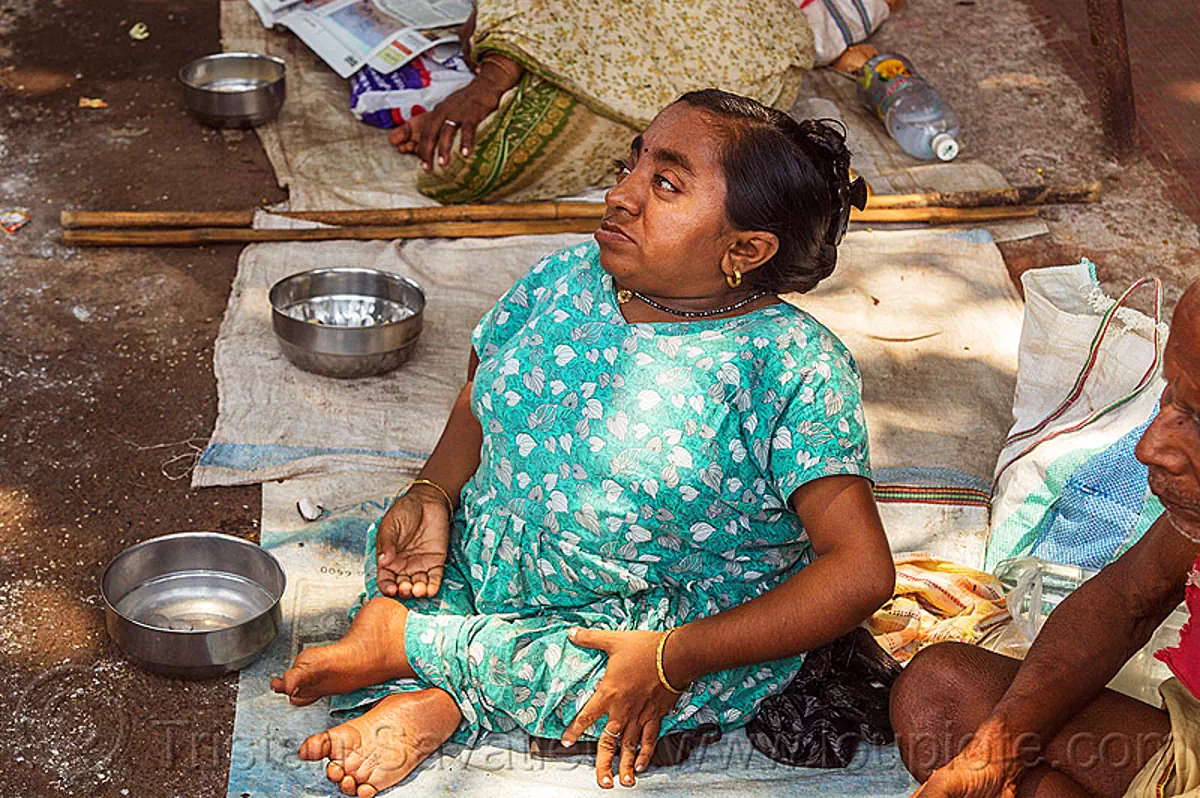dwarf woman begging, india