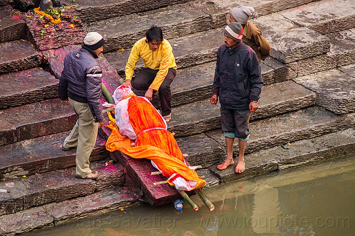 hindu funeral, corpse of the dead washed before cremation, nepal