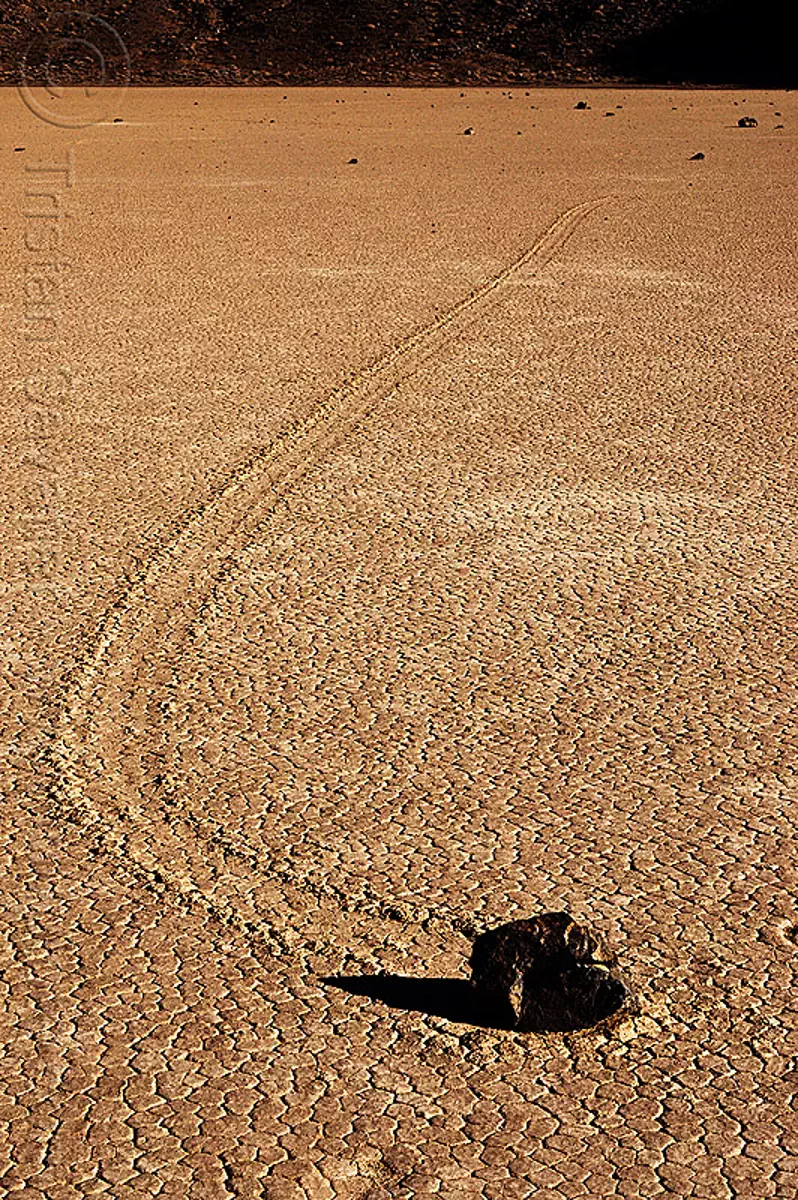 sailing stone curved track on the racetrack, death valley