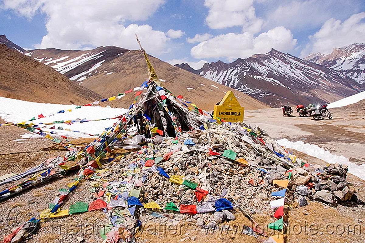tibetan prayer flags on lachulung pass, manali to leh road, india