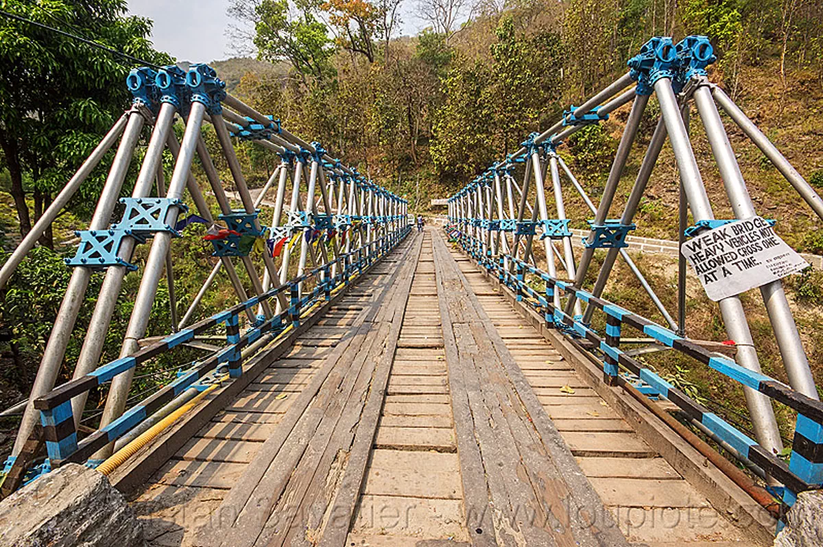 weak bridge, single-lane truss bridge, india