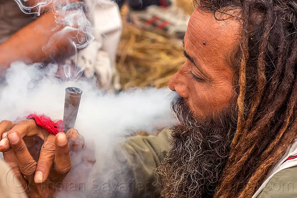 Sadhu Baba Fumando Ganja